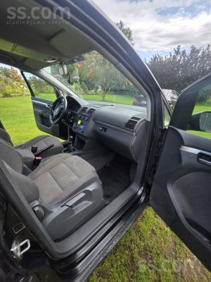 Black Volkswagen Touran 2003 in Ogre, with an engine capacity of 2.00 L and mileage of 418 thousand km for 700 €, photo 8 on AUTOMOTO.COM.LV