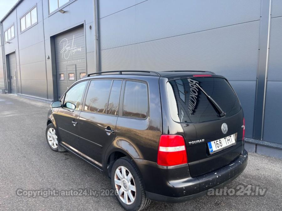 Black Volkswagen Touran 2004 in Tallinn, with an engine capacity of 1.90 L and mileage of 297 thousand km for 1750 €, photo 4 on AUTOMOTO.COM.LV