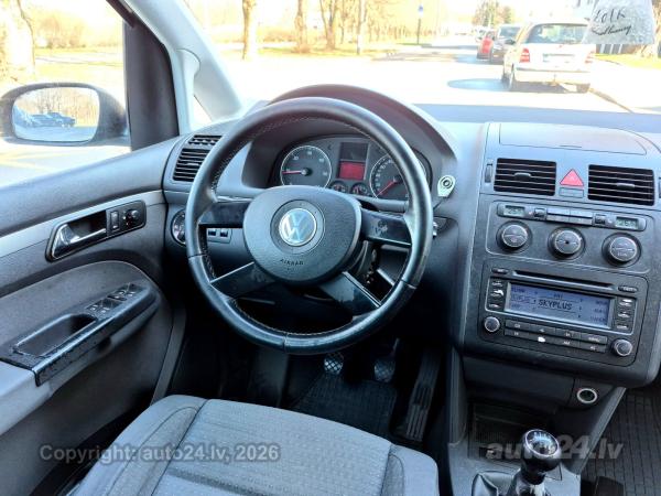 Melns Volkswagen Touran 2004 Tallina, ar dzinēja tilpumu 2.00 L un nobraukumu 543 tūkst. km par 995 €, foto 5 vietnē AUTOMOTO.COM.LV