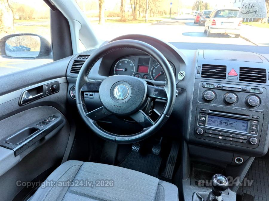 Melns Volkswagen Touran 2004 Tallina, ar dzinēja tilpumu 2.00 L un nobraukumu 543 tūkst. km par 995 €, foto 6 vietnē AUTOMOTO.COM.LV