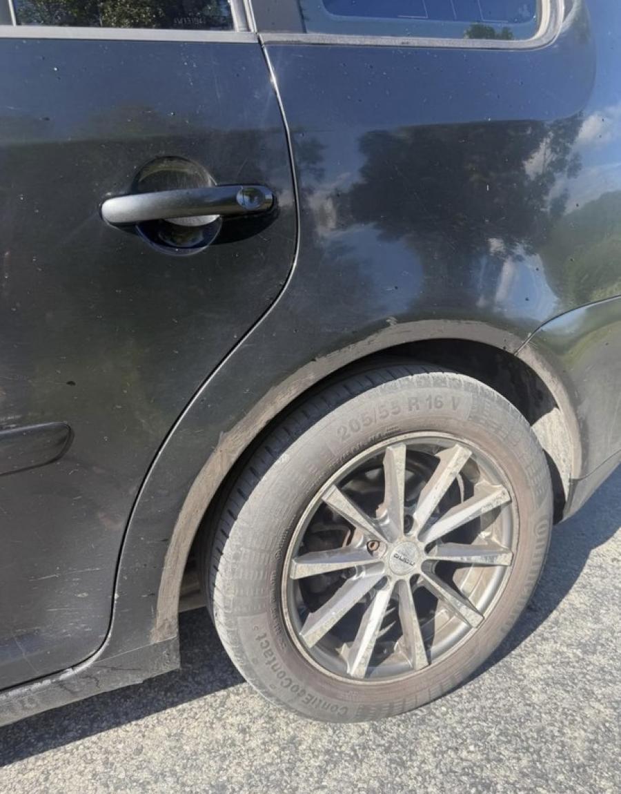Melns Volkswagen Touran 2004 Kunda, ar dzinēja tilpumu 0.00 L un nobraukumu 236 tūkst. km par 1100 €, foto 14 vietnē AUTOMOTO.COM.LV