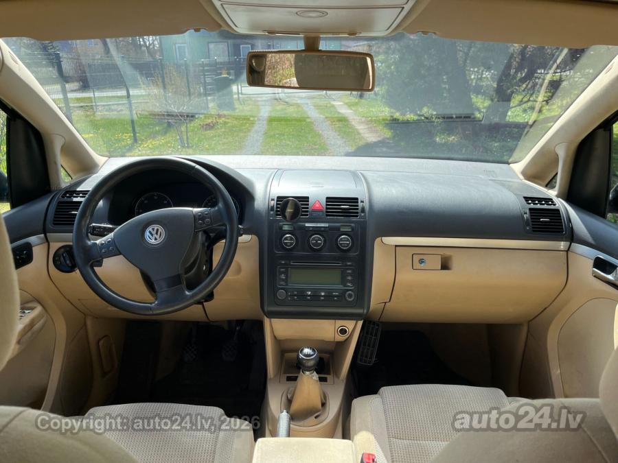 Black Volkswagen Touran 2005 in Tartu, with an engine capacity of 2.00 L and mileage of 476 thousand km for 1500 €, photo 4 on AUTOMOTO.COM.LV