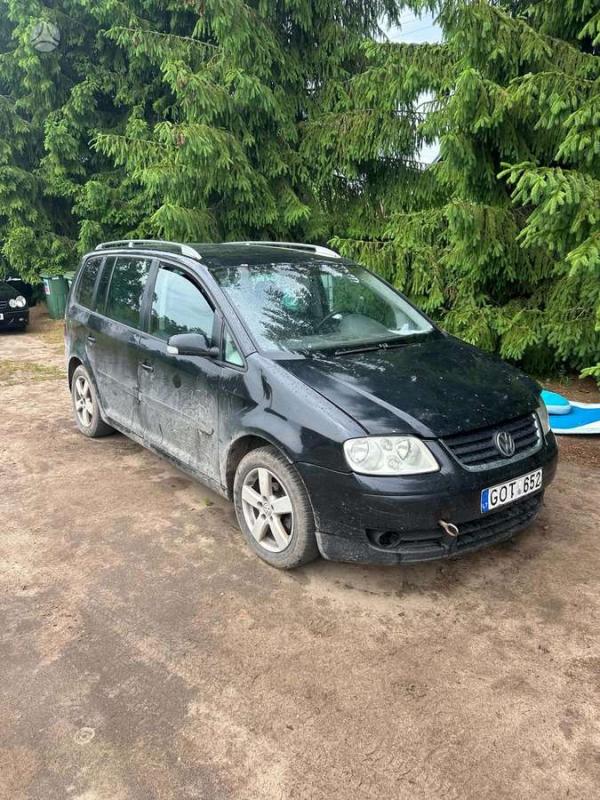 Melns Volkswagen Touran 2005 Kauņa, ar dzinēja tilpumu 1.97 L un nobraukumu 520 tūkst. km par 500 €, foto 1 vietnē AUTOMOTO.COM.LV