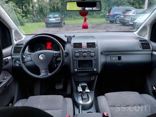 Black Volkswagen Touran 2005 in Dobele, with an engine capacity of 2.00 L and mileage of 292 thousand km for 900 €, photo 4 on AUTOMOTO.COM.LV
