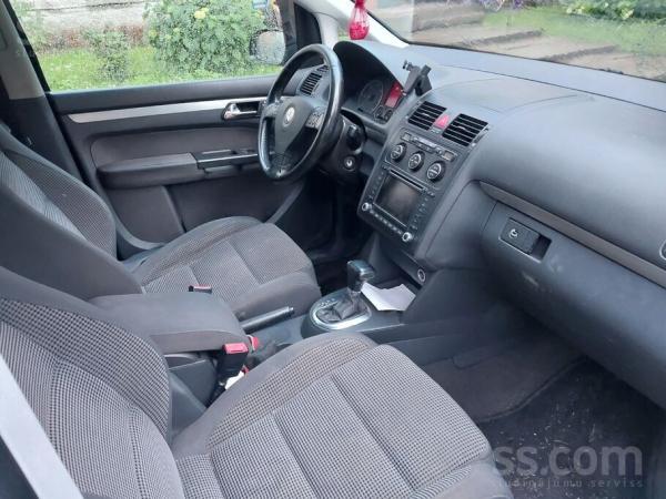 Black Volkswagen Touran 2005 in Dobele, with an engine capacity of 2.00 L and mileage of 292 thousand km for 900 €, photo 5 on AUTOMOTO.COM.LV