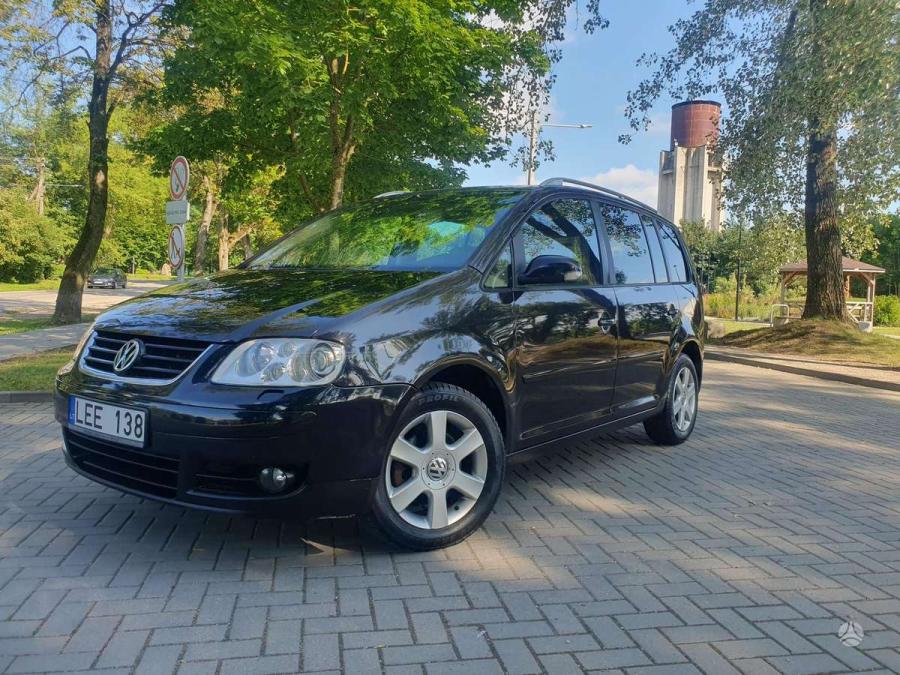 Black Volkswagen Touran 2005 in Vilkaviskis, with an engine capacity of 2.00 L and mileage of 332 thousand km for 1150 €, photo 1 on AUTOMOTO.COM.LV