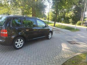 Black Volkswagen Touran 2005 in Vilkaviskis, with an engine capacity of 2.00 L and mileage of 332 thousand km for 1150 €, photo 5 on AUTOMOTO.COM.LV