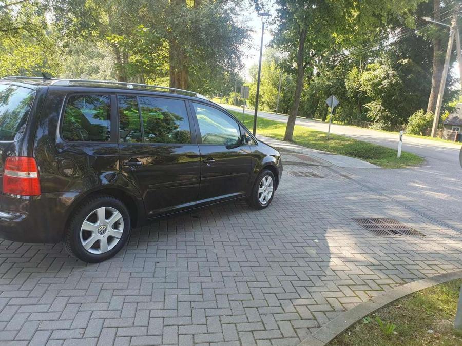 Black Volkswagen Touran 2005 in Vilkaviskis, with an engine capacity of 2.00 L and mileage of 332 thousand km for 1150 €, photo 5 on AUTOMOTO.COM.LV