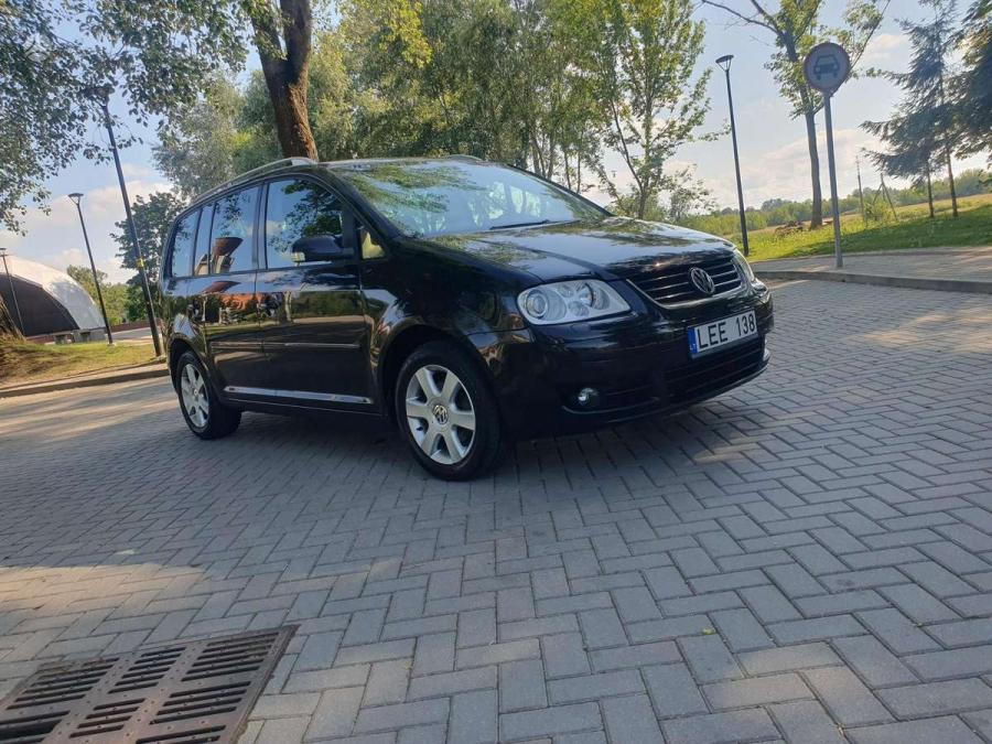 Black Volkswagen Touran 2005 in Vilkaviskis, with an engine capacity of 2.00 L and mileage of 332 thousand km for 1150 €, photo 6 on AUTOMOTO.COM.LV