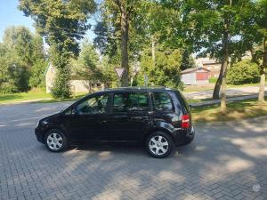 Black Volkswagen Touran 2005 in Vilkaviskis, with an engine capacity of 2.00 L and mileage of 332 thousand km for 1150 €, photo 8 on AUTOMOTO.COM.LV