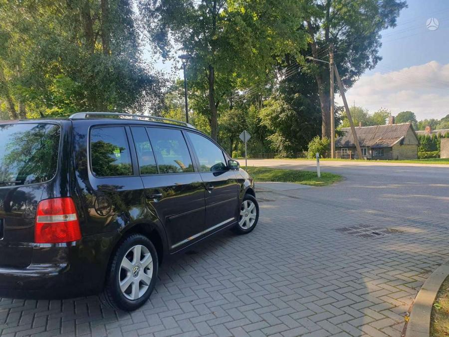 Black Volkswagen Touran 2005 in Vilkaviskis, with an engine capacity of 2.00 L and mileage of 332 thousand km for 1150 €, photo 12 on AUTOMOTO.COM.LV