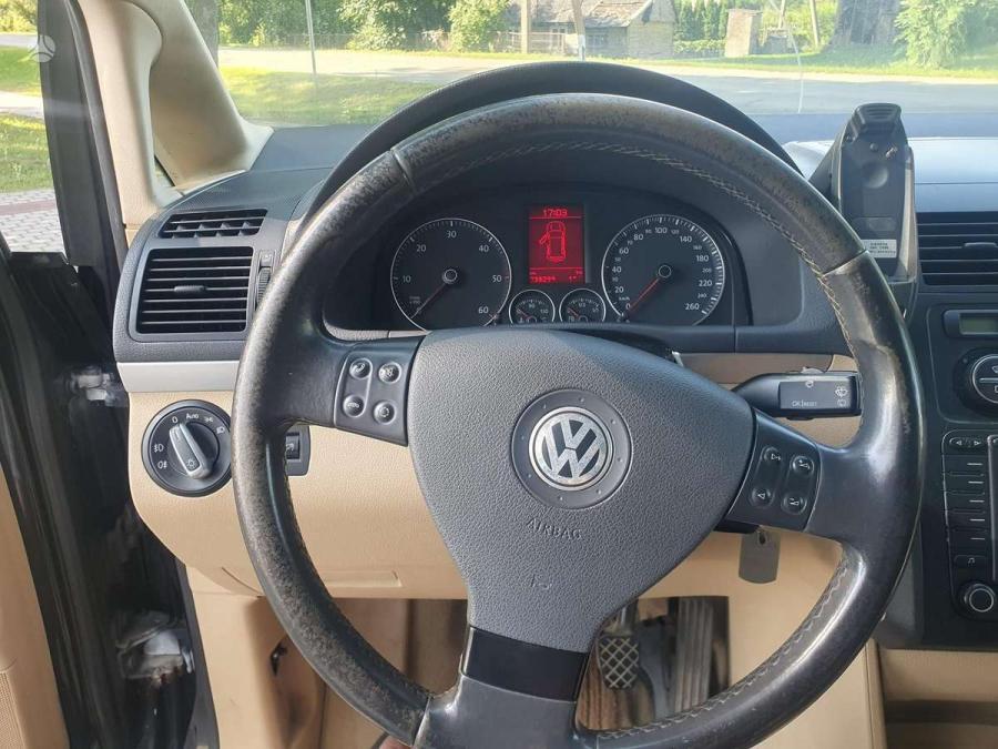 Black Volkswagen Touran 2005 in Vilkaviskis, with an engine capacity of 2.00 L and mileage of 332 thousand km for 1150 €, photo 19 on AUTOMOTO.COM.LV