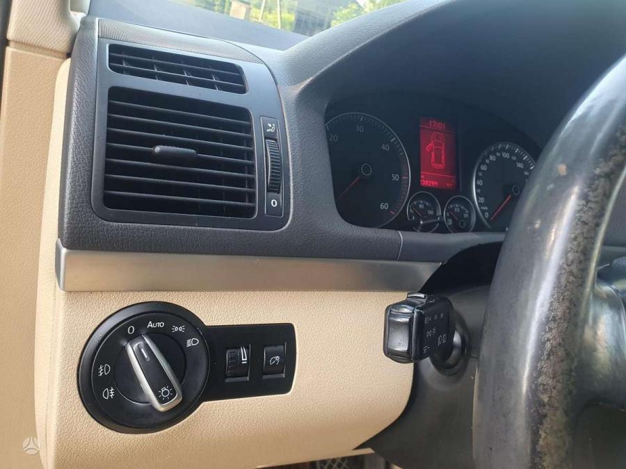 Black Volkswagen Touran 2005 in Vilkaviskis, with an engine capacity of 2.00 L and mileage of 332 thousand km for 1150 €, photo 20 on AUTOMOTO.COM.LV