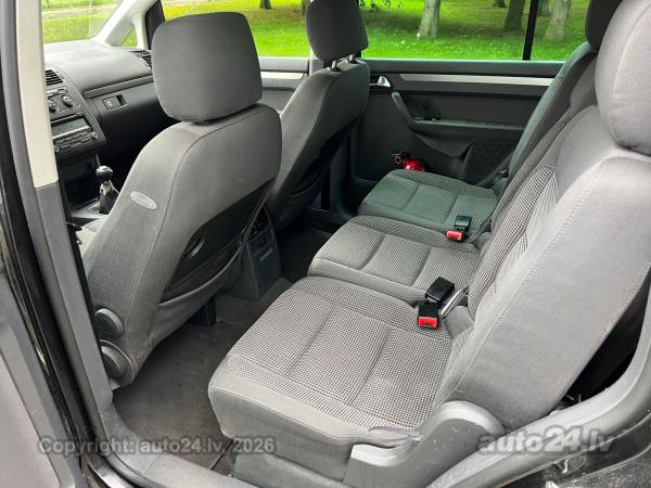 Black Volkswagen Touran 2005 in Tallinn, with an engine capacity of 2.00 L and mileage of 370 thousand km for 1390 €, photo 10 on AUTOMOTO.COM.LV