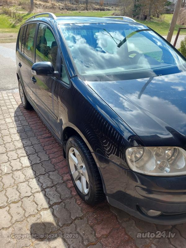 Melns Volkswagen Touran 2006 Tartu, ar dzinēja tilpumu 2.00 L un nobraukumu 299 tūkst. km par 2100 €, foto 2 vietnē AUTOMOTO.COM.LV