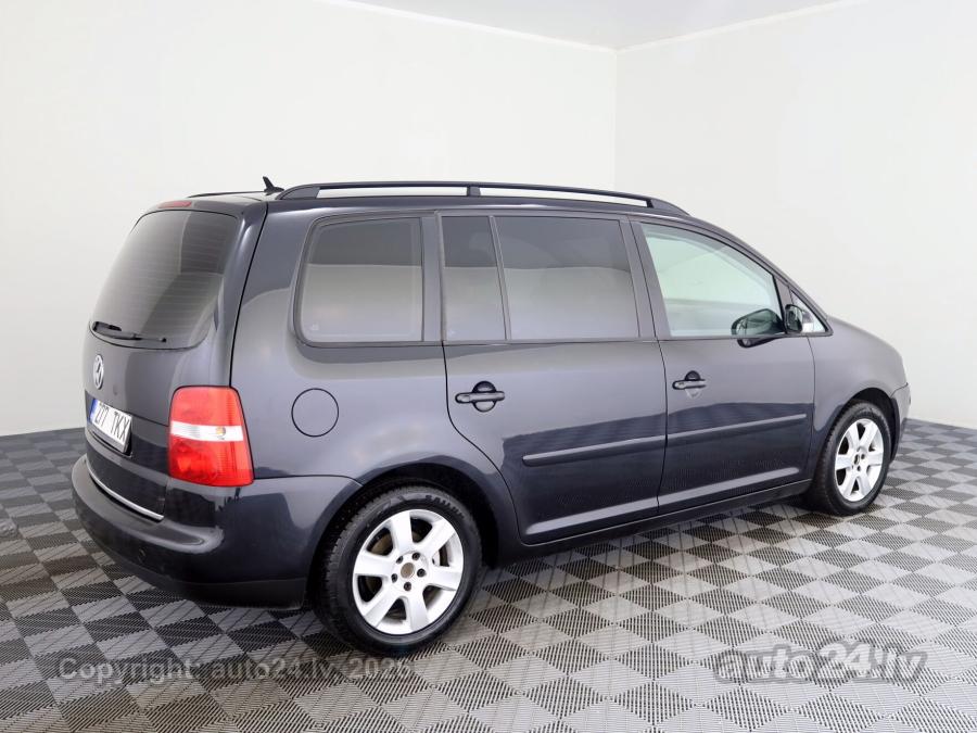 Black Volkswagen Touran 2006 in Tallinn, with an engine capacity of 2.00 L and mileage of 298 thousand km for 1199 €, photo 4 on AUTOMOTO.COM.LV