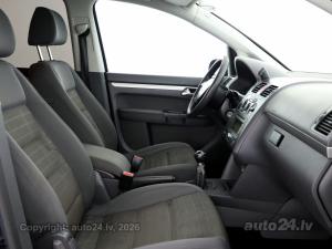 Black Volkswagen Touran 2006 in Tallinn, with an engine capacity of 2.00 L and mileage of 298 thousand km for 1199 €, photo 7 on AUTOMOTO.COM.LV