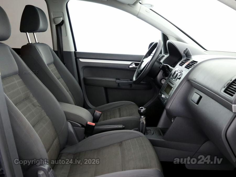 Black Volkswagen Touran 2006 in Tallinn, with an engine capacity of 2.00 L and mileage of 298 thousand km for 1199 €, photo 7 on AUTOMOTO.COM.LV