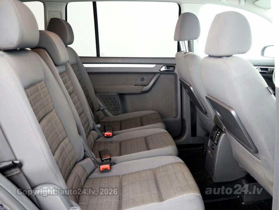 Black Volkswagen Touran 2006 in Tallinn, with an engine capacity of 2.00 L and mileage of 298 thousand km for 1199 €, photo 8 on AUTOMOTO.COM.LV