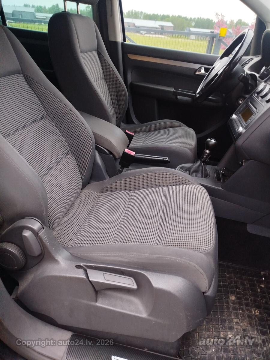 Black Volkswagen Touran 2006 in Tartu, with an engine capacity of 2.00 L and mileage of 300 thousand km for 1990 €, photo 11 on AUTOMOTO.COM.LV