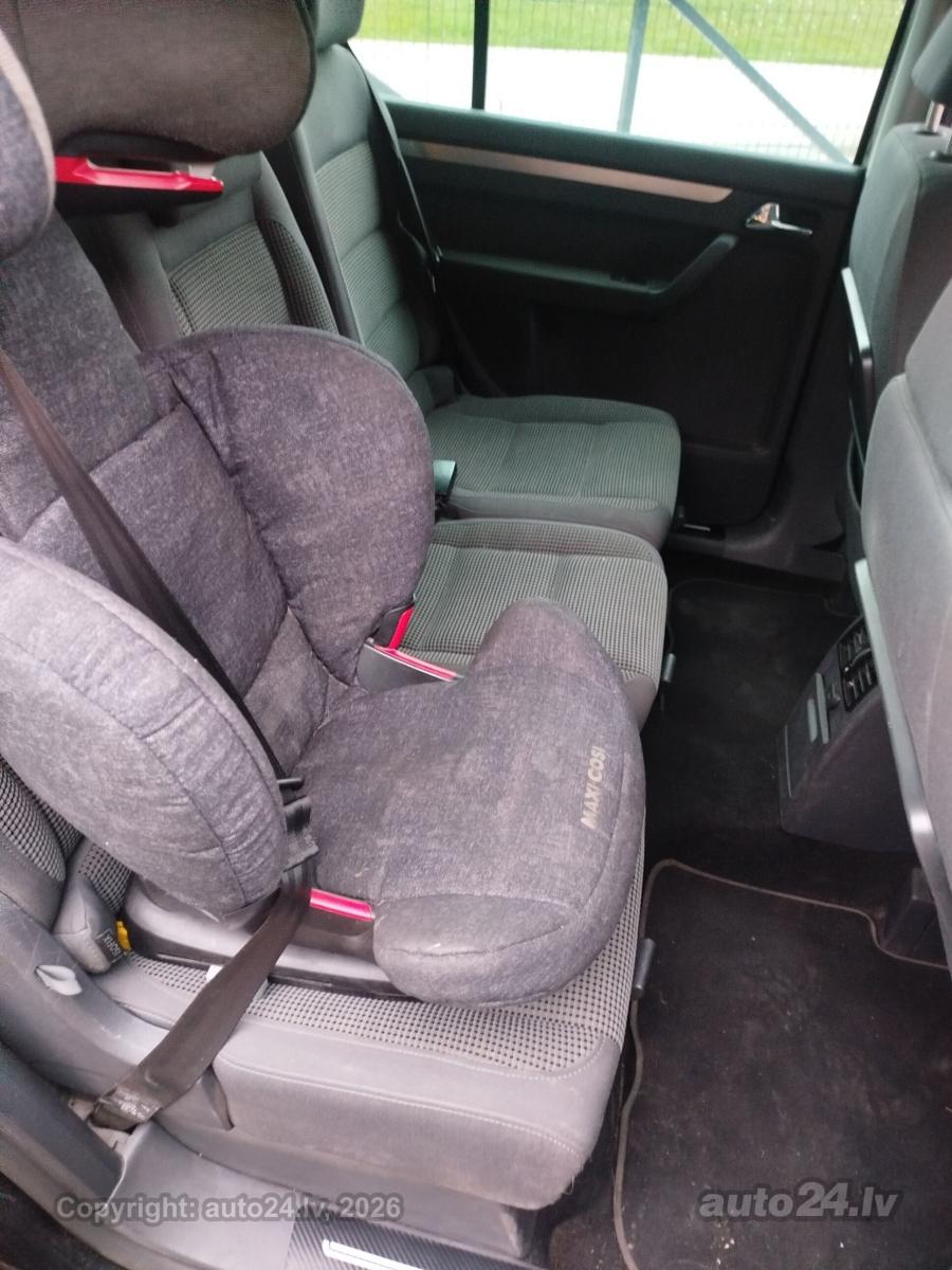 Black Volkswagen Touran 2006 in Tartu, with an engine capacity of 2.00 L and mileage of 300 thousand km for 1990 €, photo 13 on AUTOMOTO.COM.LV