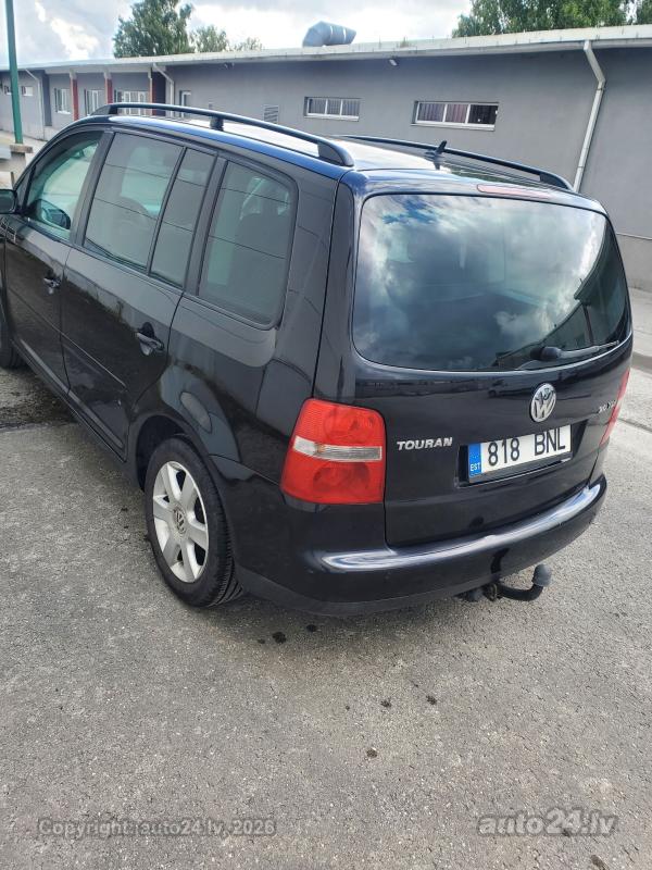 Black Volkswagen Touran 2006 in Parnu, with an engine capacity of 2.00 L and mileage of 330 thousand km for 1970 €, photo 6 on AUTOMOTO.COM.LV