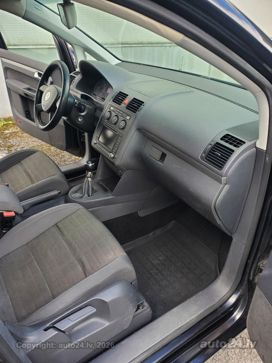 Melns Volkswagen Touran 2006 Pērnava, ar dzinēja tilpumu 2.00 L un nobraukumu 330 tūkst. km par 1970 €, foto 9 vietnē AUTOMOTO.COM.LV