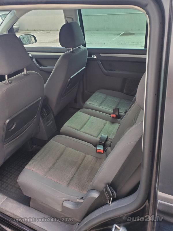 Black Volkswagen Touran 2006 in Parnu, with an engine capacity of 2.00 L and mileage of 330 thousand km for 1970 €, photo 10 on AUTOMOTO.COM.LV