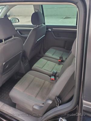 Melns Volkswagen Touran 2006 Pērnava, ar dzinēja tilpumu 2.00 L un nobraukumu 330 tūkst. km par 1970 €, foto 11 vietnē AUTOMOTO.COM.LV
