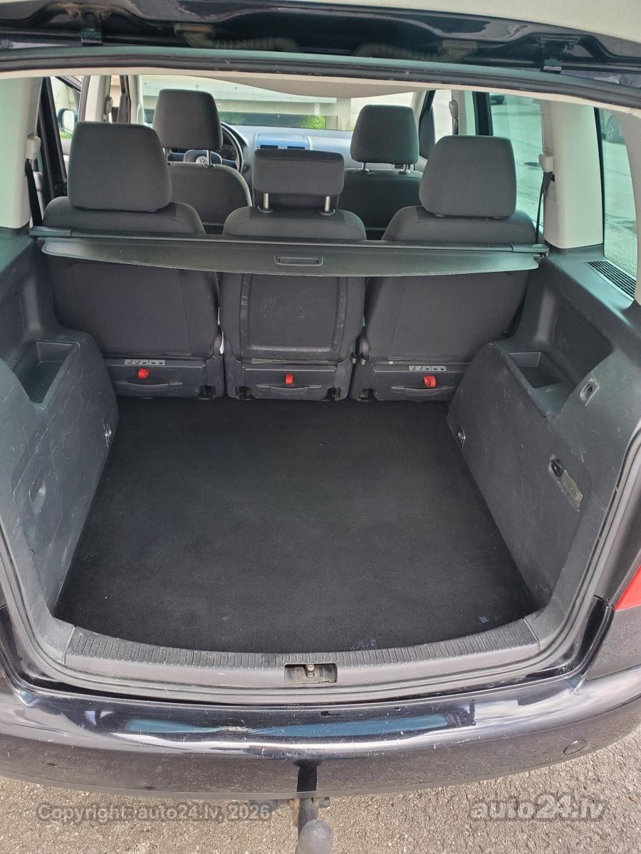 Melns Volkswagen Touran 2006 Pērnava, ar dzinēja tilpumu 2.00 L un nobraukumu 330 tūkst. km par 1970 €, foto 12 vietnē AUTOMOTO.COM.LV