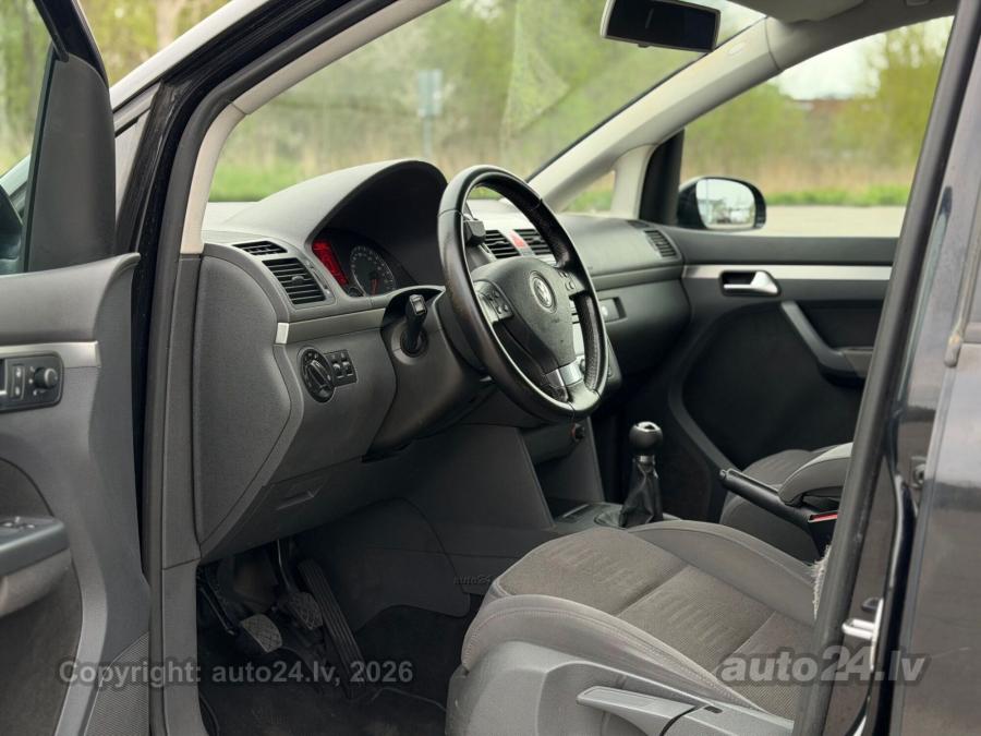 Black Volkswagen Touran 2007 in Tallinn, with an engine capacity of 2.00 L and mileage of 493 thousand km for 1000 €, photo 10 on AUTOMOTO.COM.LV
