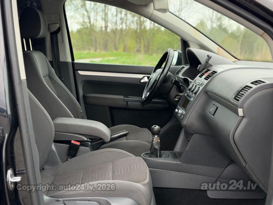 Black Volkswagen Touran 2007 in Tallinn, with an engine capacity of 2.00 L and mileage of 493 thousand km for 1000 €, photo 13 on AUTOMOTO.COM.LV