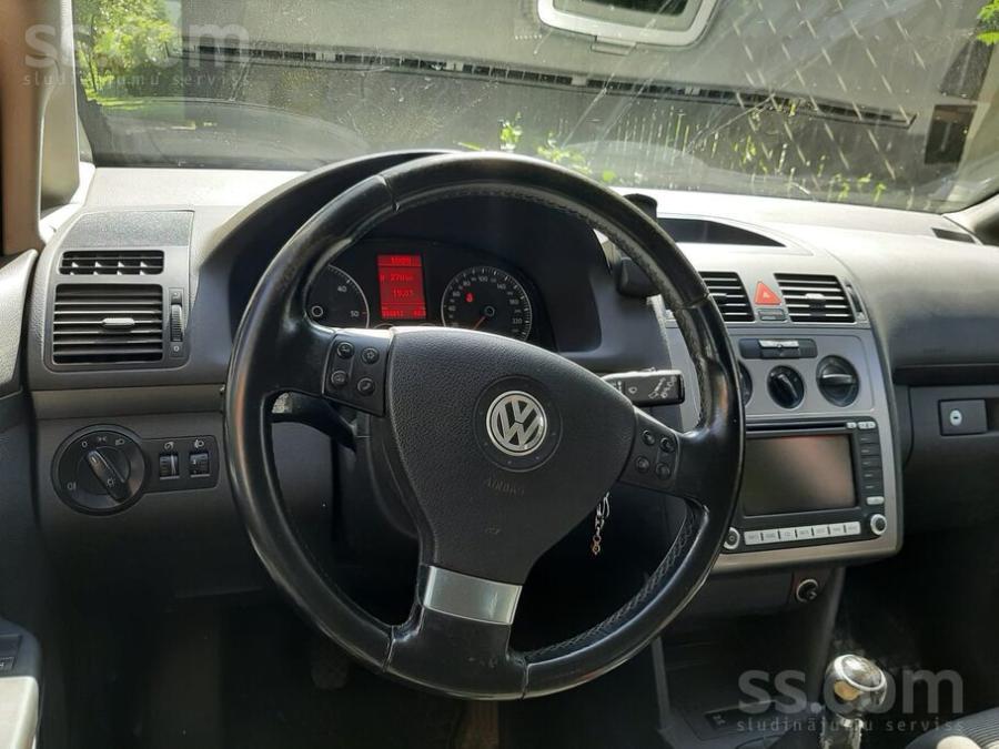 Melns Volkswagen Touran 2008 Rīga, ar dzinēja tilpumu 1.90 L un nobraukumu 336 tūkst. km par 1200 €, foto 4 vietnē AUTOMOTO.COM.LV