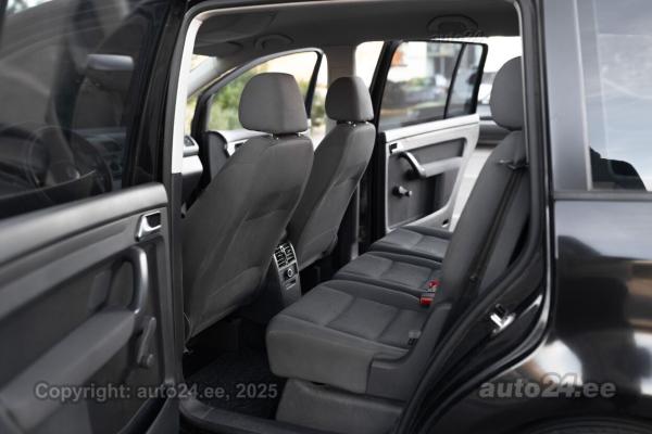 Melns Volkswagen Touran 2008 Tallina, ar dzinēja tilpumu 1.90 L un nobraukumu 306 tūkst. km par 2599 €, foto 11 vietnē AUTOMOTO.COM.LV