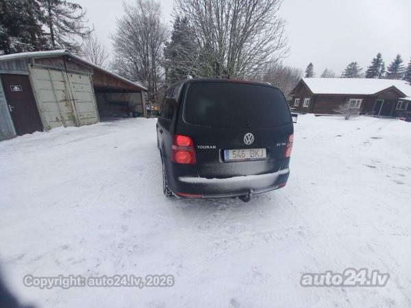 Melns Volkswagen Touran 2008 Tallina, ar dzinēja tilpumu 2.00 L un nobraukumu 0 tūkst. km par 2100 €, foto 3 vietnē AUTOMOTO.COM.LV