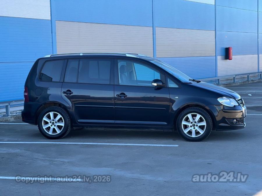 Black Volkswagen Touran 2008 in Narva, with an engine capacity of 1.40 L and mileage of 245 thousand km for 1499 €, photo 6 on AUTOMOTO.COM.LV