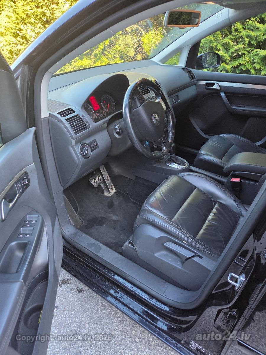 Melns Volkswagen Touran 2008 Tallina, ar dzinēja tilpumu 1.40 L un nobraukumu 275 tūkst. km par 4444 €, foto 9 vietnē AUTOMOTO.COM.LV