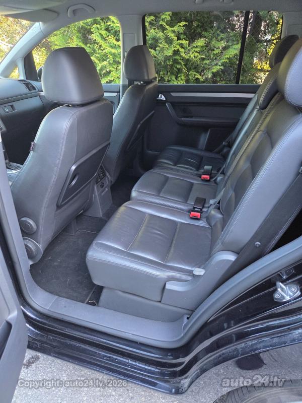 Black Volkswagen Touran 2008 in Tallinn, with an engine capacity of 1.40 L and mileage of 275 thousand km for 4444 €, photo 9 on AUTOMOTO.COM.LV