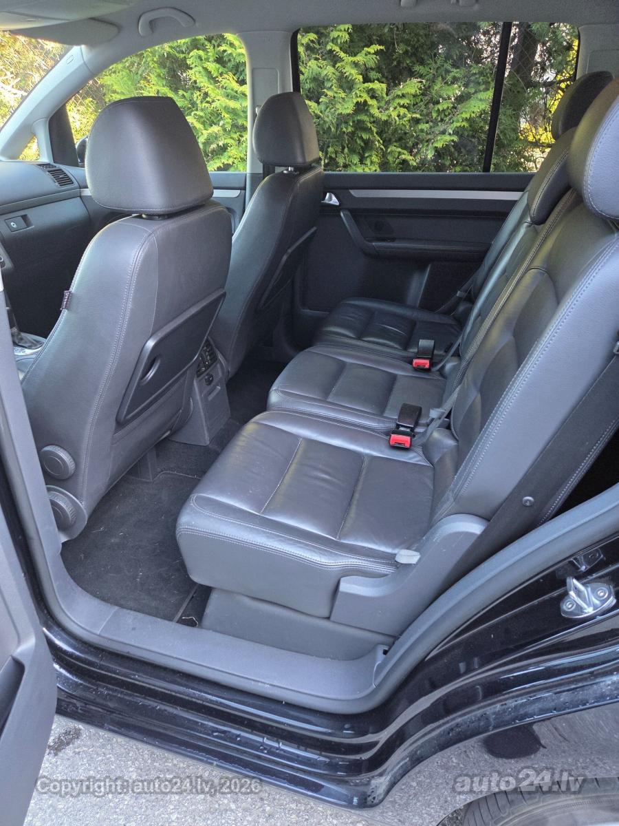 Melns Volkswagen Touran 2008 Tallina, ar dzinēja tilpumu 1.40 L un nobraukumu 275 tūkst. km par 4444 €, foto 10 vietnē AUTOMOTO.COM.LV