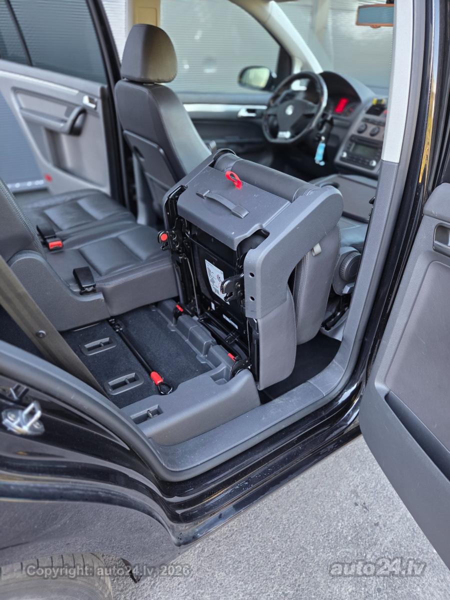 Melns Volkswagen Touran 2008 Tallina, ar dzinēja tilpumu 1.40 L un nobraukumu 275 tūkst. km par 4444 €, foto 17 vietnē AUTOMOTO.COM.LV