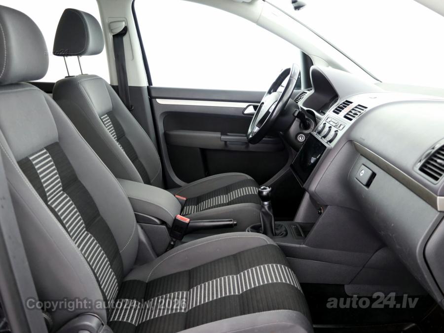 Black Volkswagen Touran 2008 in Tallinn, with an engine capacity of 1.40 L and mileage of 211 thousand km for 2699 €, photo 7 on AUTOMOTO.COM.LV