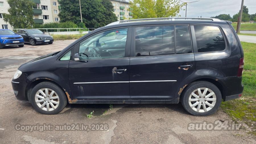 Melns Volkswagen Touran 2008 Tallina, ar dzinēja tilpumu 2.00 L un nobraukumu 387 tūkst. km par 2700 €, foto 3 vietnē AUTOMOTO.COM.LV