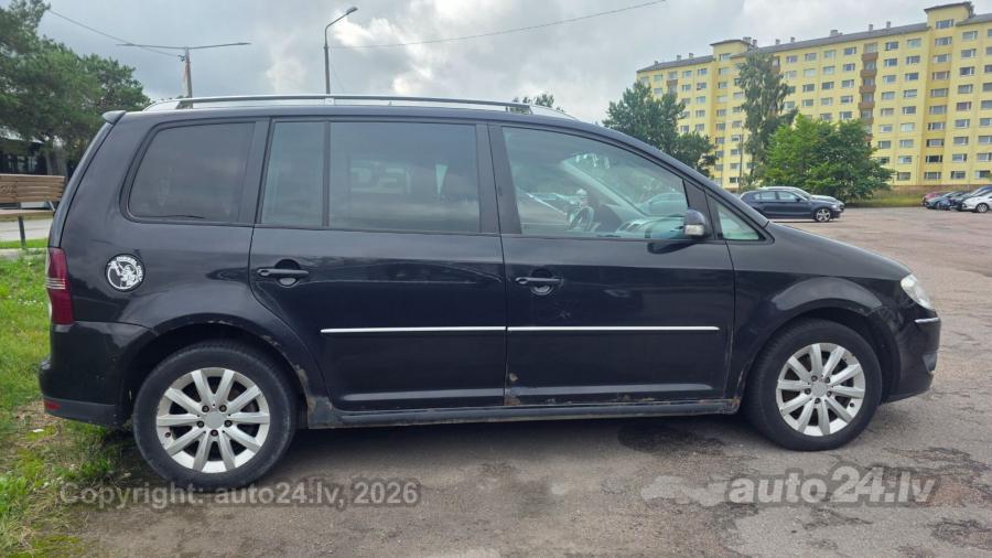 Melns Volkswagen Touran 2008 Tallina, ar dzinēja tilpumu 2.00 L un nobraukumu 387 tūkst. km par 2700 €, foto 4 vietnē AUTOMOTO.COM.LV