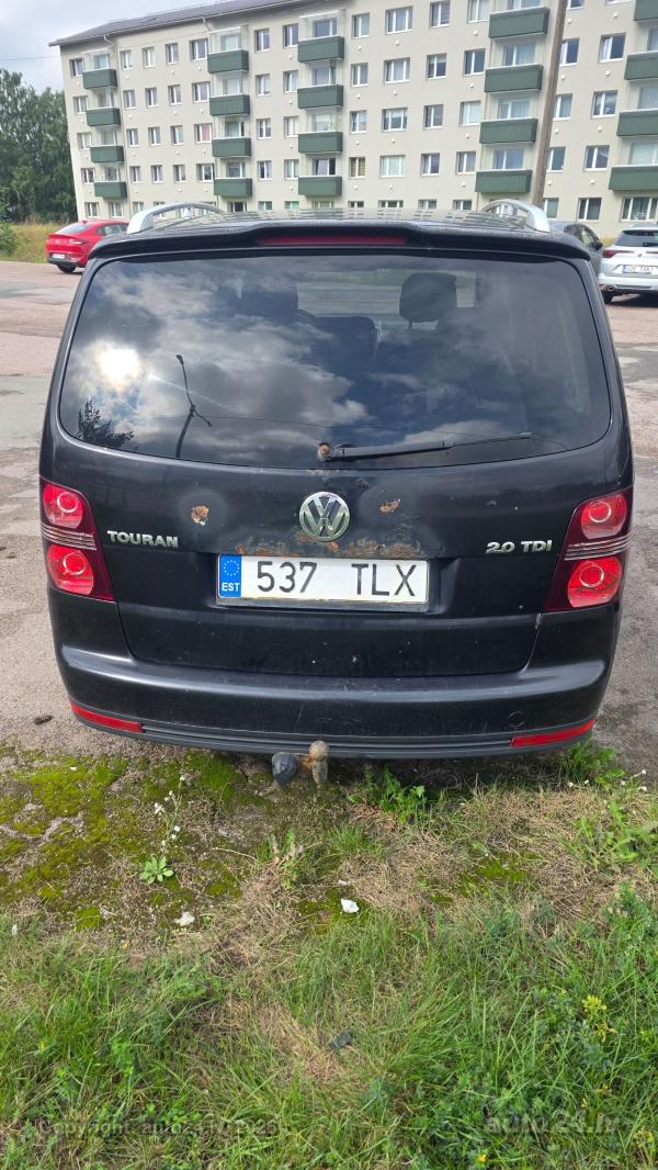 Black Volkswagen Touran 2008 in Tallinn, with an engine capacity of 2.00 L and mileage of 387 thousand km for 2700 €, photo 5 on AUTOMOTO.COM.LV