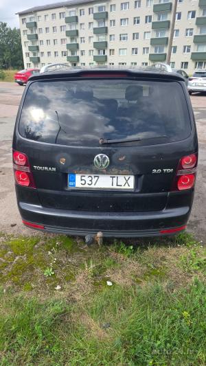 Melns Volkswagen Touran 2008 Tallina, ar dzinēja tilpumu 2.00 L un nobraukumu 387 tūkst. km par 2700 €, foto 5 vietnē AUTOMOTO.COM.LV