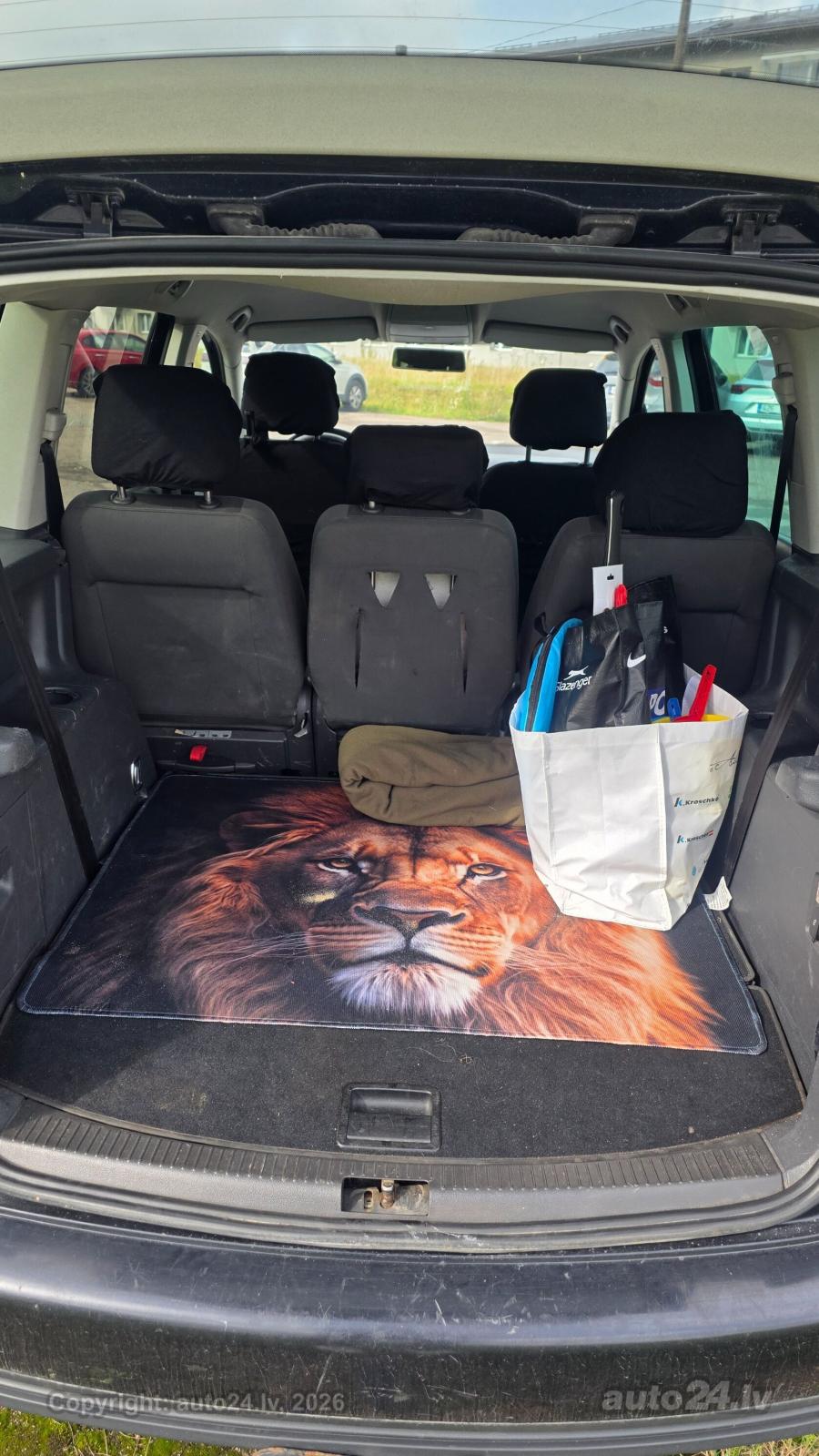 Melns Volkswagen Touran 2008 Tallina, ar dzinēja tilpumu 2.00 L un nobraukumu 387 tūkst. km par 2700 €, foto 9 vietnē AUTOMOTO.COM.LV