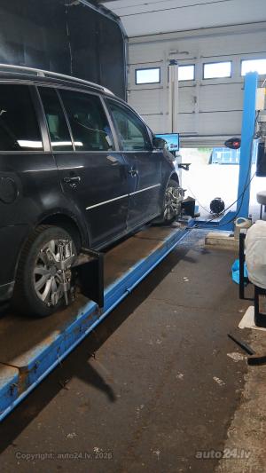 Melns Volkswagen Touran 2008 Tallina, ar dzinēja tilpumu 2.00 L un nobraukumu 387 tūkst. km par 2700 €, foto 14 vietnē AUTOMOTO.COM.LV