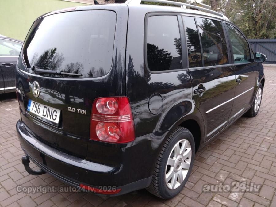 Black Volkswagen Touran 2009 in Tallinn, with an engine capacity of 2.00 L and mileage of 282 thousand km for 5590 €, photo 3 on AUTOMOTO.COM.LV