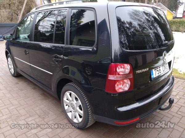 Melns Volkswagen Touran 2009 Tallina, ar dzinēja tilpumu 2.00 L un nobraukumu 282 tūkst. km par 5590 €, foto 4 vietnē AUTOMOTO.COM.LV