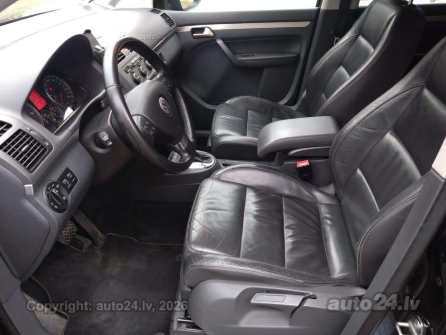 Black Volkswagen Touran 2009 in Tallinn, with an engine capacity of 2.00 L and mileage of 282 thousand km for 5590 €, photo 6 on AUTOMOTO.COM.LV